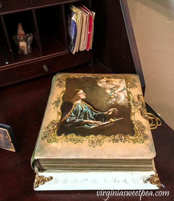 Decorating Ideas using Vintage Books - Sweet Pea