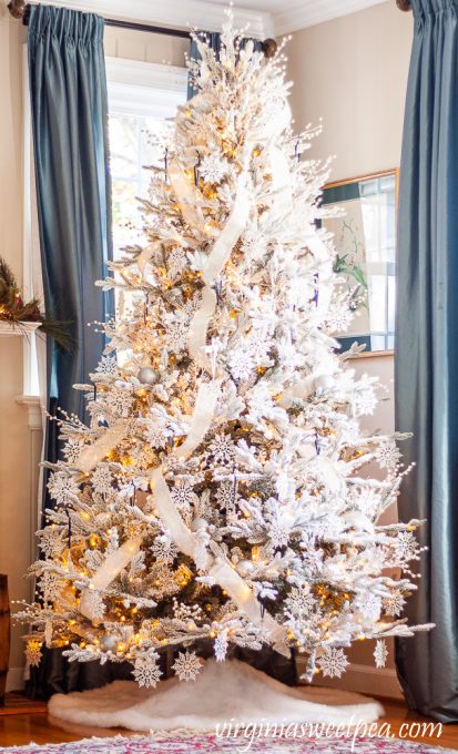 Winter Wonderland Christmas Tree with Swarovski Snowflake Ornaments ...