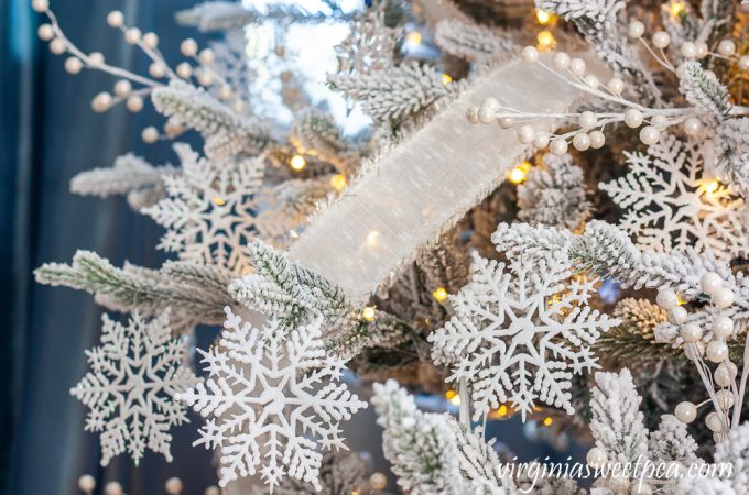 Winter Wonderland Christmas Tree with Swarovski Snowflake Ornaments ...
