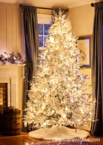 Winter Wonderland Christmas Tree with Swarovski Snowflake Ornaments ...